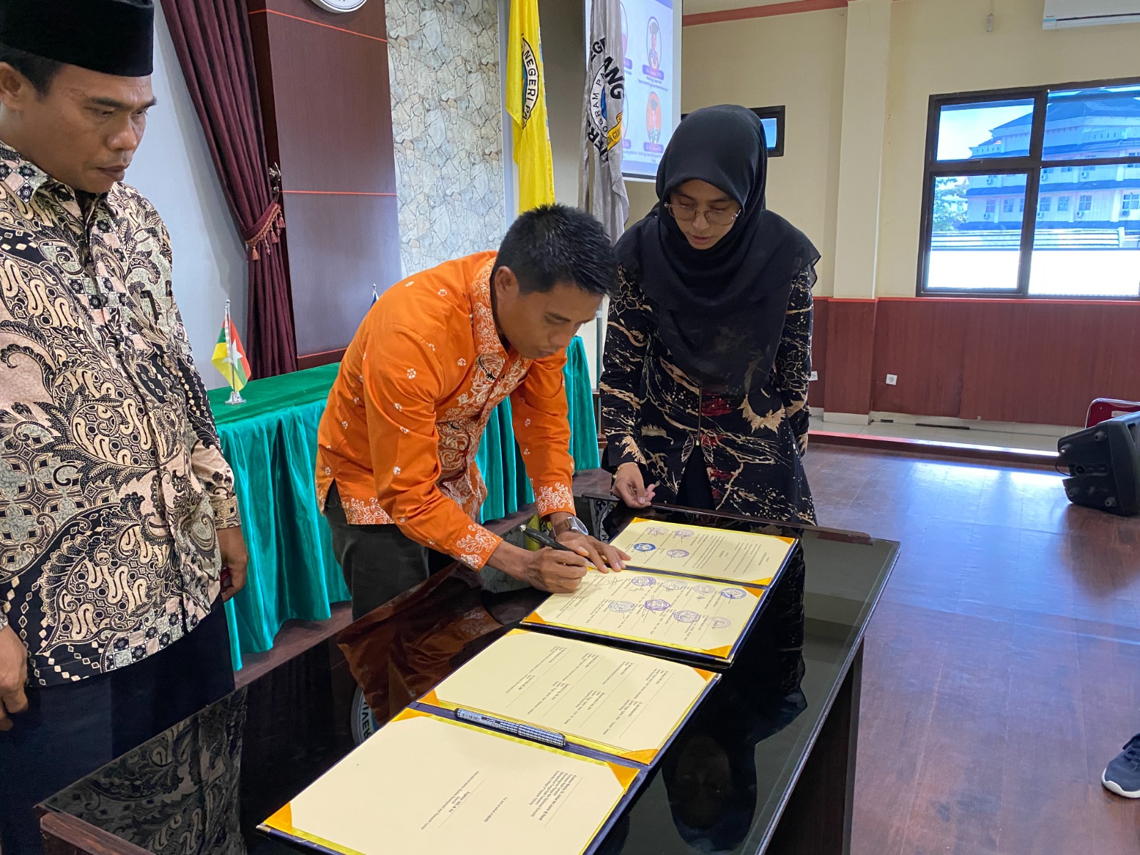 STEI Ar Risalah Sumatera Barat Teken MoU dengan University College of ...